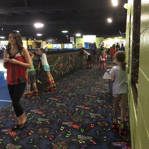 GREENBRIER FAMILY SKATING CENTER - 56 Photos & 30 Reviews - Skating ...