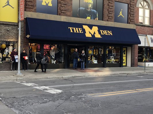 THE M DEN ON CAMPUS - 29 Photos & 26 Reviews - Accessories - 303 S ...