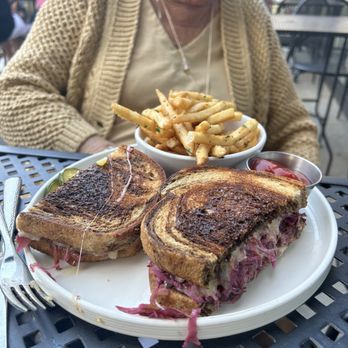 402 EAT + DRINK - Updated December 2024 - 329 Photos & 195 Reviews ...