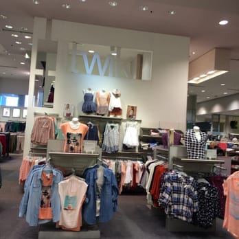 SIMONS - Updated October 2025 - 16 Photos - 3025 Boulevard le Carrefour ...