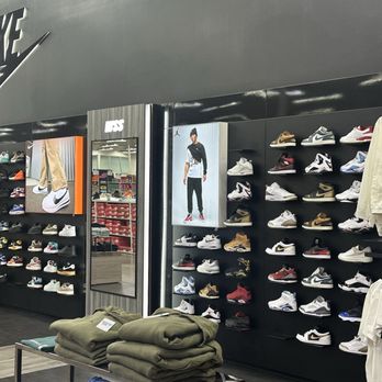 Warehouse shoe store store