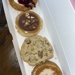 CRUMBL COOKIES - NORTH NAPERVILLE - 62 Photos & 28 Reviews - 1504 N ...