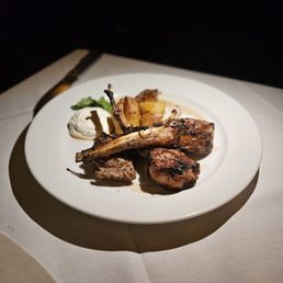 ESTIA - Updated December 2025 - 1353 Photos & 942 Reviews - 1405 Locust ...