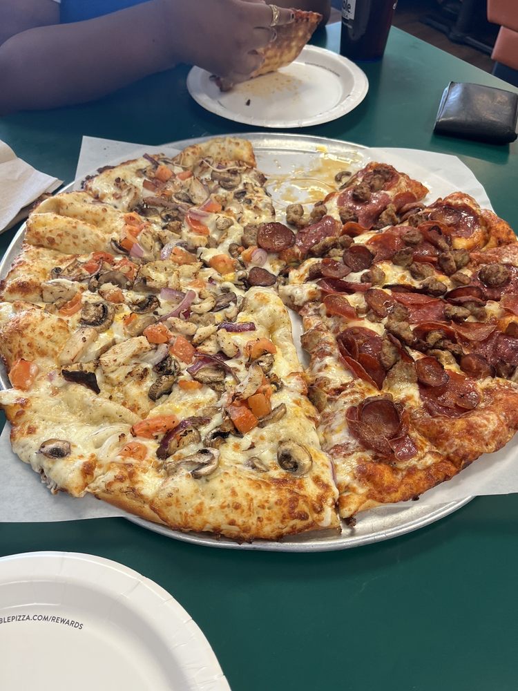 ROUND TABLE PIZZA - Updated December 2025 - 29 Photos & 45 Reviews ...