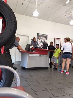 DISCOUNT TIRE - Updated October 2025 - 49 Photos & 140 Reviews - 2422 E ...