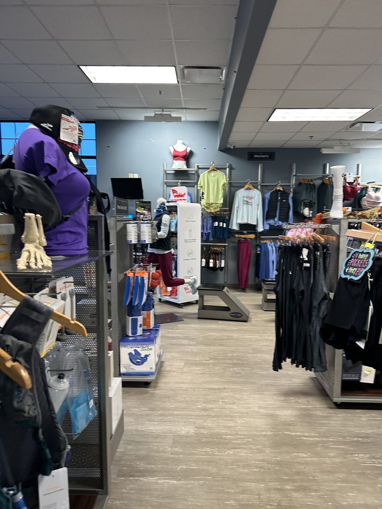 FLEET FEET - Updated February 2025 - 10 Photos & 49 Reviews - 945 Lake ...