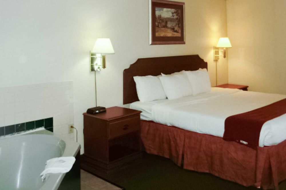 QUALITY INN & SUITES - Updated June 2024 - 12 Photos & 10 Reviews - 501 ...