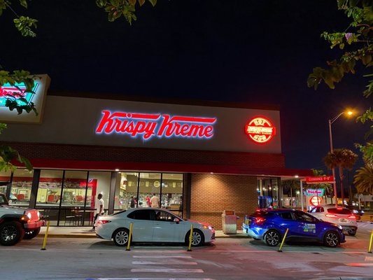 KRISPY KREME - Updated October 2025 - 519 Photos & 305 Reviews - 530 NE ...