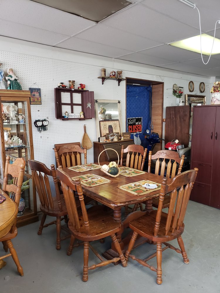 MAYBE - Updated June 2024 - 21 Photos - 40 E 2nd St, Manchester, Ohio ...