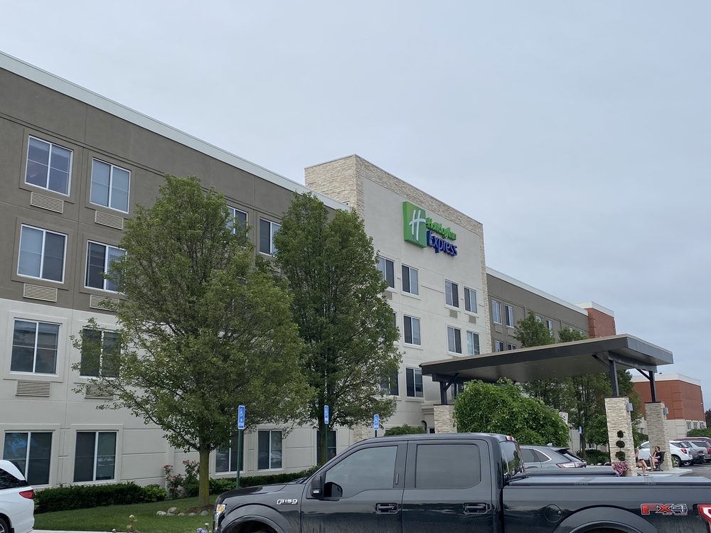 HOLIDAY INN EXPRESS WIXOM - Updated June 2025 - 28 Photos & 21 Reviews ...