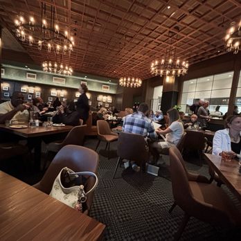 VILLAGE TAVERN - Updated December 2025 - 198 Photos & 99 Reviews - 4140 ...