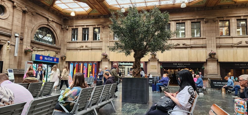 EDINBURGH WAVERLEY RAILWAY STATION - Updated January 2025 - 130 Photos ...