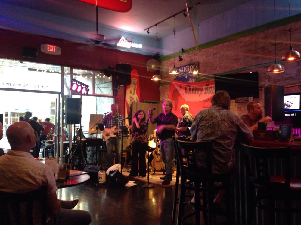 AMIGOS SPORTS BAR & GRILL - 37 Photos & 19 Reviews - 2831 E Vineyard ...