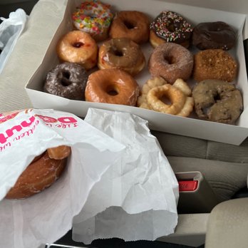 SNOWFLAKE DONUTS - SAWDUST RD - Updated December 2025 - 83 Photos & 37 ...