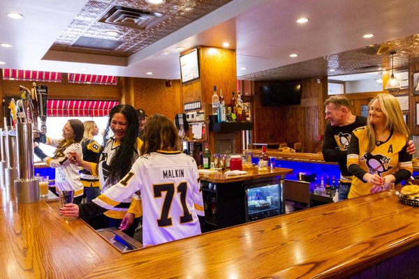 MITCHELL’S PUB - Updated August 2025 - 44 Photos & 71 Reviews - 304 ...