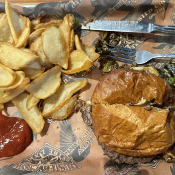 RUSTED CROW ON THE LAKE - Updated November 2024 - 113 Photos & 63 ...