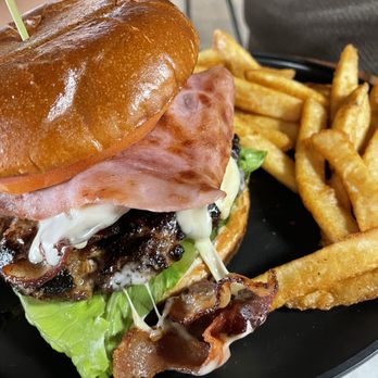 ALASKAN BURGER & BREW - 72 Photos & 82 Reviews - 5121 Arctic Blvd ...