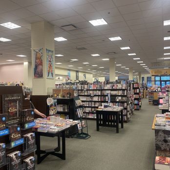 BARNES & NOBLE BOOKSELLERS - Updated September 2025 - 421 Photos & 82 ...