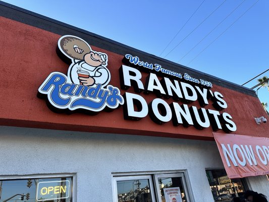RANDY’S DONUTS - Updated December 2025 - 153 Photos & 81 Reviews - 4805 ...