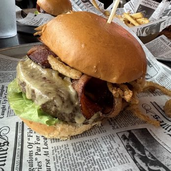 TOWN HALL BURGER & BEER - DURHAM - Updated December 2025 - 537 Photos ...