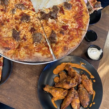 HOP ATOMICA - Updated April 2025 - 174 Photos & 75 Reviews - 1318 ...