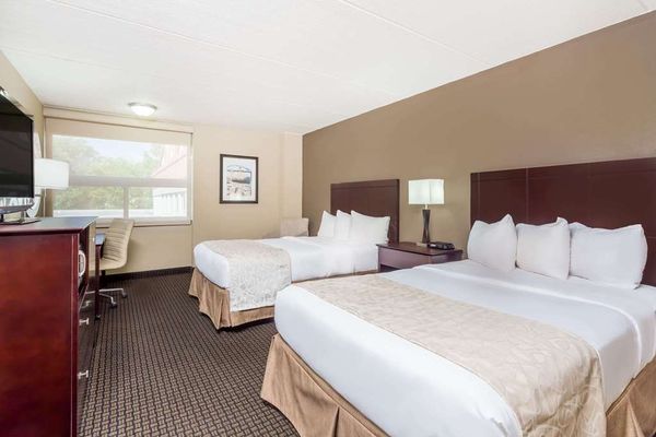 RAMADA PLAZA BY WYNDHAM GREEN BAY - Updated July 2025 - 32 Photos & 30 ...