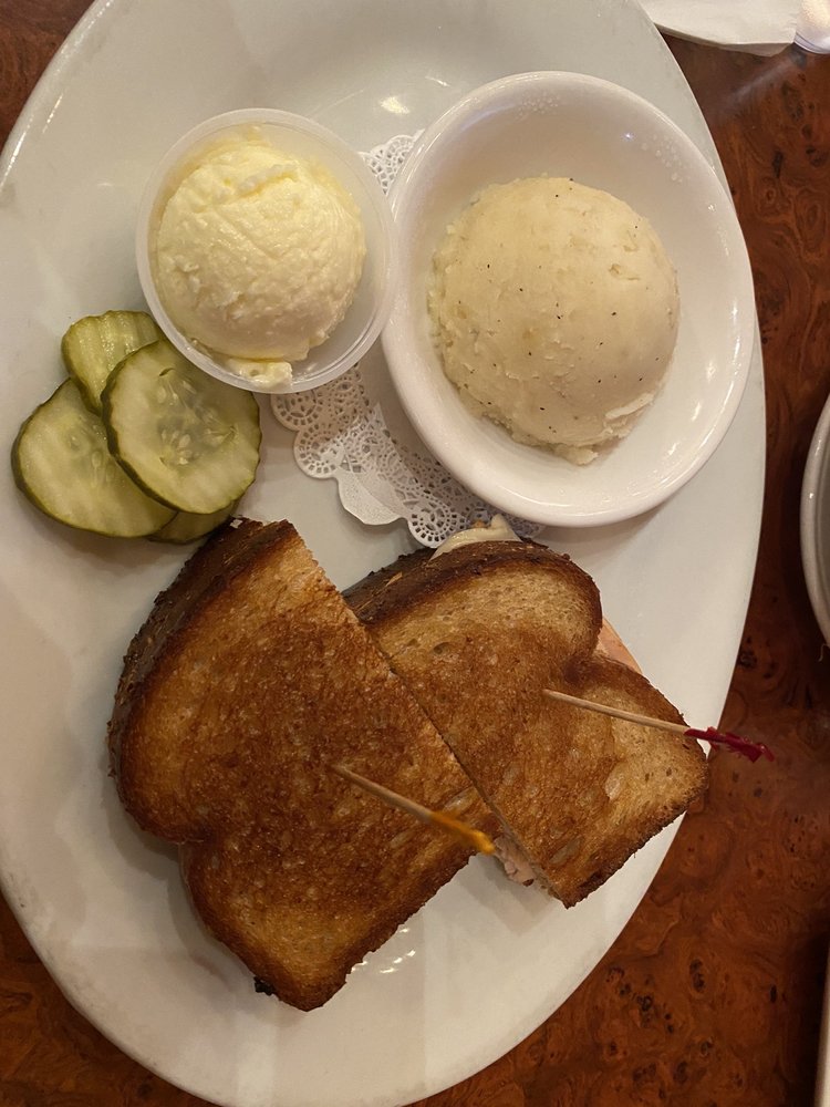 CHARLIES LAKESIDE RESTAURANT & LOUNGE - Updated June 2024 - 34 Photos ...