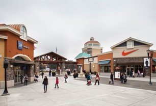PREMIUM OUTLETS MONTRÉAL - Updated December 2025 - 38 Photos & 35 ...
