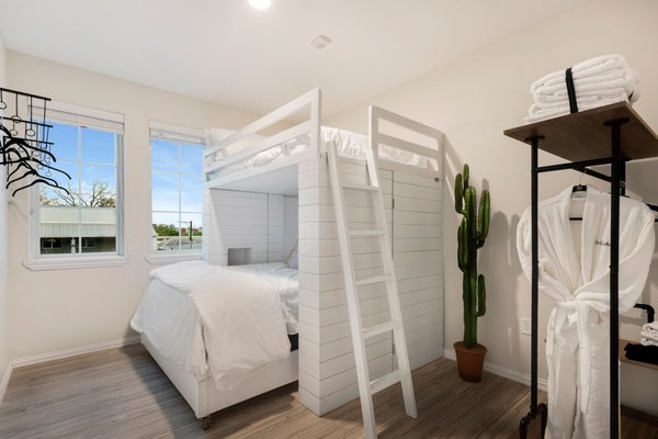 INN CAHOOTS - 64 Photos & 17 Reviews - 1221 E 6th St, Austin, Texas ...