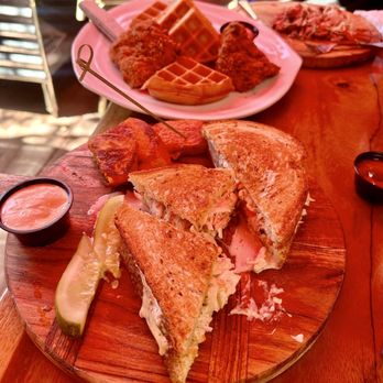 THE HEN AND THE HOG - Updated July 2024 - 219 Photos & 245 Reviews ...