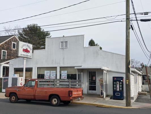 LLOYD’S MARKET - Updated September 2025 - 33 Photos & 31 Reviews - 611 ...