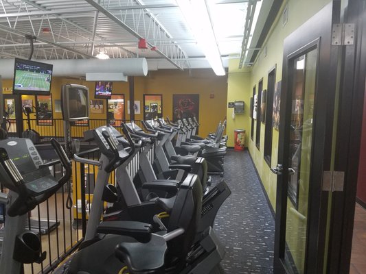 GOLD’S GYM - Updated July 2025 - 37 Photos & 126 Reviews - 1625 Crofton ...
