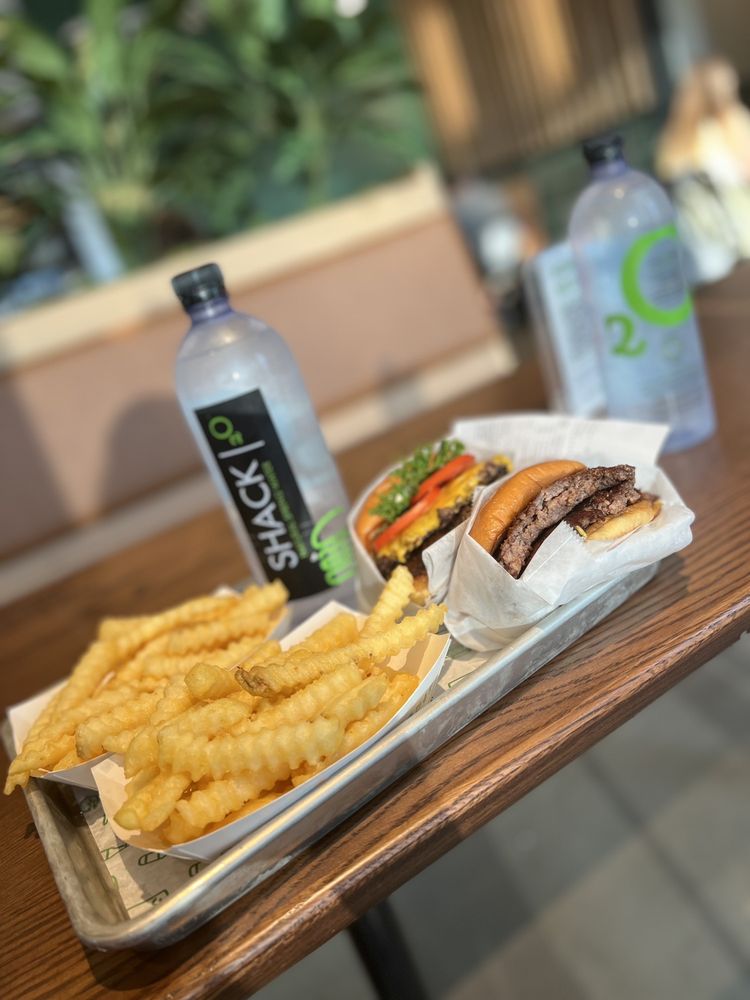 SHAKE SHACK CHESTERFIELD - Updated July 2025 - 82 Photos & 86 Reviews ...