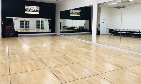 STUDIO X 661 - Updated December 2025 - 4000 Easton Dr, Bakersfield ...