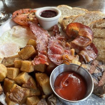 THE MAPLE LEAF - Updated June 2025 - 635 Photos & 421 Reviews - 137 ...