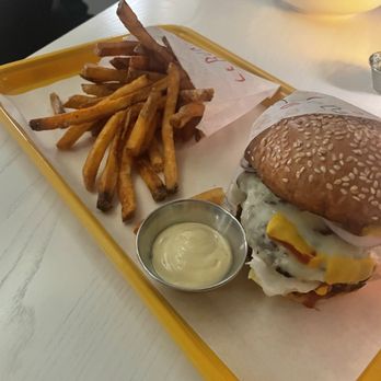 LE BURGER 4304 - Updated April 2025 - 183 Photos & 76 Reviews - 4304 ...