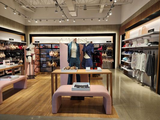 BLOOMIE’S BY BLOOMINGDALE’S - Updated December 2025 - 77 Photos & 24 ...