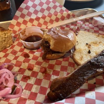 CEDAR RIVER SMOKEHOUSE BARBECUE - Updated July 2024 - 205 Photos & 476 ...