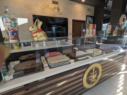 LINDT CHOCOLATE SHOP - Updated October 2025 - 15 Main St, Freeport ...