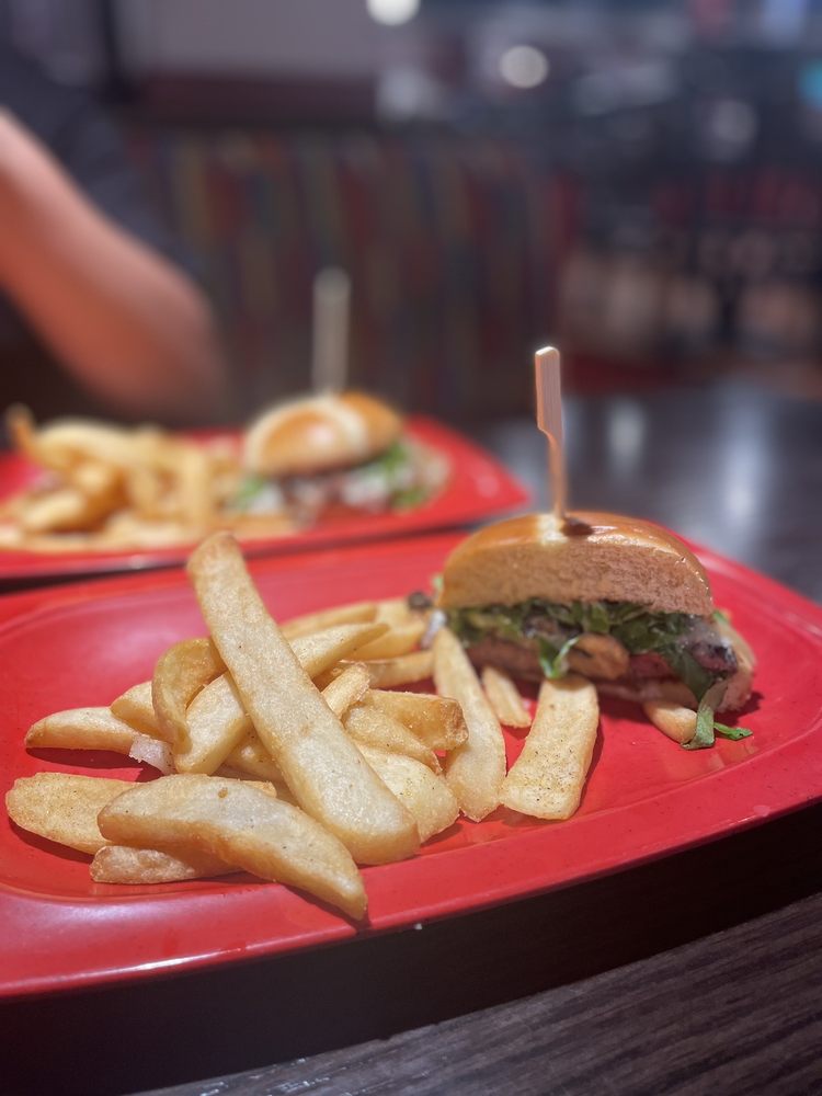 RED ROBIN GOURMET BURGERS AND BREWS - Updated January 2026 - 208 Photos ...