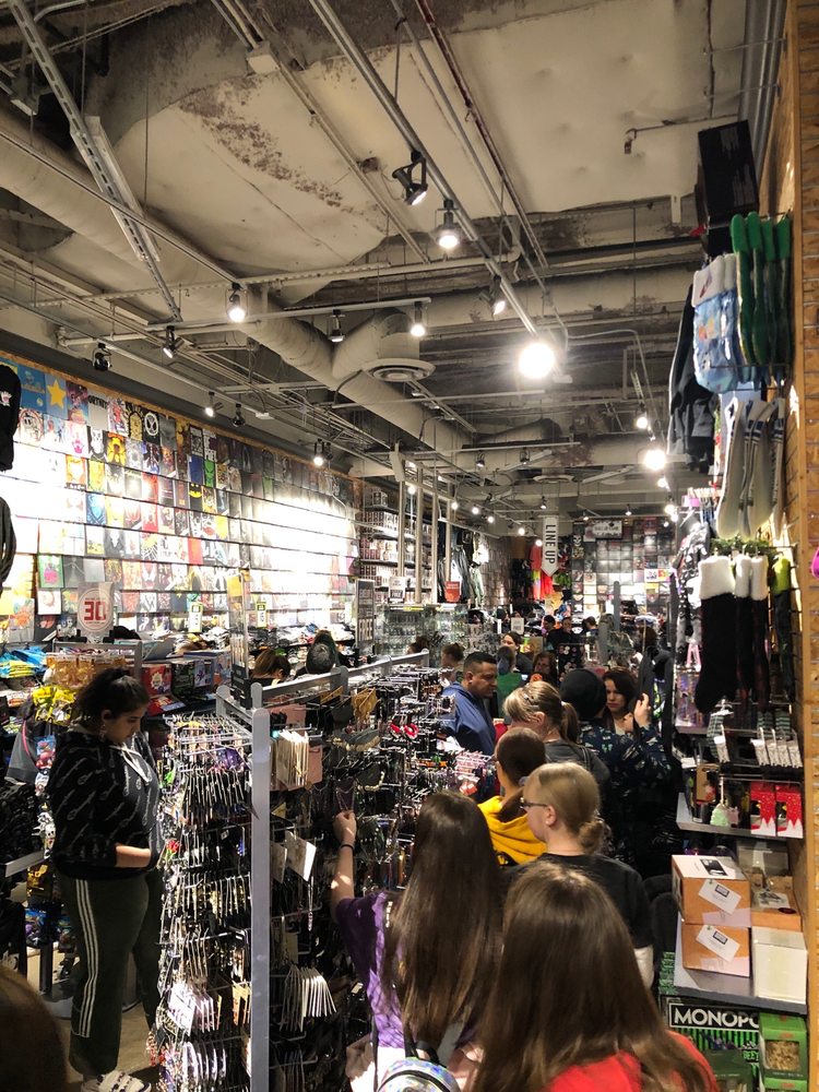 HOT TOPIC - Updated May 2026 - 13 Reviews - 5 Woodfield Shopping Center ...