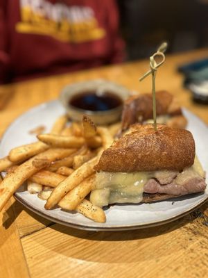 THE TRADEWINDS PUB - Updated December 2025 - 163 Photos & 113 Reviews ...