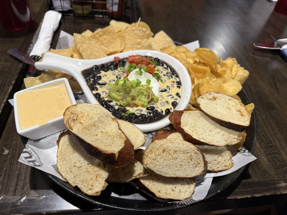 THE HUB GRILL AND BAR - Updated October 2025 - 86 Photos & 92 Reviews ...