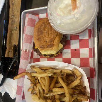 IZZY’S BURGERS AND SHAKES - Updated August 2024 - 10 Reviews - 128 E ...