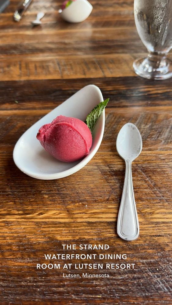 THE STRAND WATERFRONT DINING ROOM - LUTSEN RESORT - Updated July 2024 ...