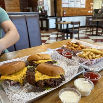 SMASH BROS BURGERS - Updated November 2024 - 84 Photos & 57 Reviews ...