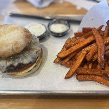 CHOM BURGER - Updated October 2025 - 116 Photos & 121 Reviews - 496 N ...