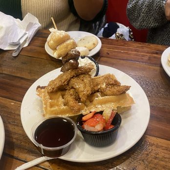 MAPLE LEAF DINER - Updated February 2025 - 5032 Photos & 3817 Reviews ...