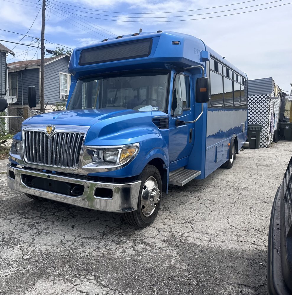 BLUE STAR SHUTTLE - Updated March 2025 - 227 Park 35 Cove, North Austin ...