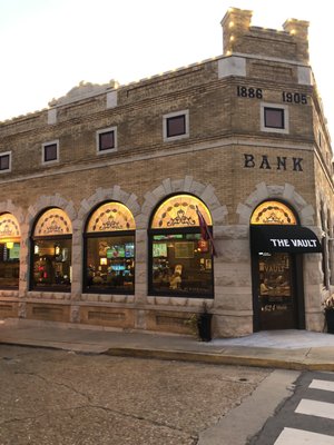 THE VAULT 1905 SPORTS GRILL - 46 Photos & 53 Reviews - 624 Main St, Van ...